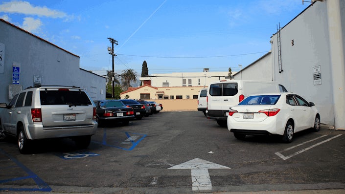 How to Park a Car Perfectly: Step-by-Step Guide [By Experts]