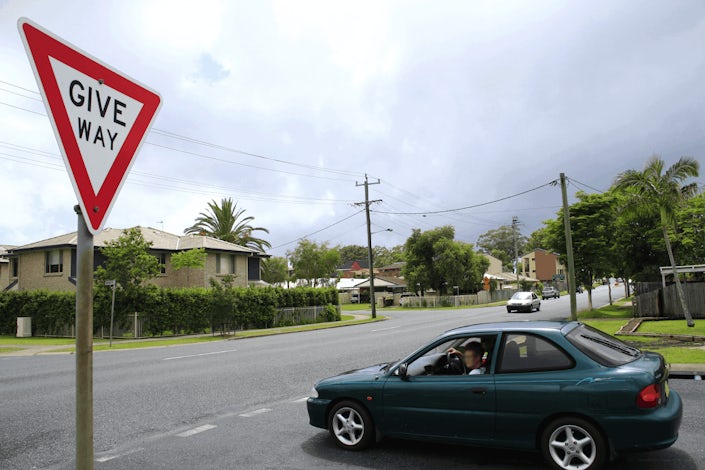 Rules When Facing a Give Way or Stop Sign: Who Goes First?